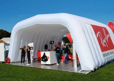 Cina la tenda gonfiabile di musica della fiera commerciale di bianco di 8x9m con il logo su ordinazione ha stampato fuori in vendita