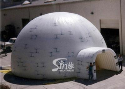 Cina 10 metri di triplo del diametro mette a strati la tenda gonfiabile bianca della cupola con la grande entrata in vendita