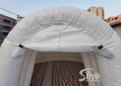 Cina tenda gonfiabile della cupola dell'iglù del piccolo partito bianco portatile di 5m con la galleria di accesso fatta di splendere la tela cerata del PVC in vendita