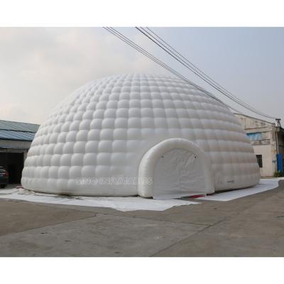 China tienda inflable gigante blanca de la bóveda del iglú del 18m con la entrada de 3 túneles de compradores inflables de la fábrica 2 del teatro del iglú en venta