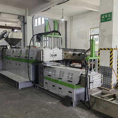 China Linea di riciclaggio di plastica su misura raffreddamento ad acqua della macchina del granulatore del PE dei pp due fasi for sale