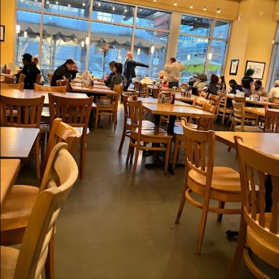 Cina Sedia da pranzo per ristoranti con telaio in legno massello e design in pelle in PU moderno in vendita