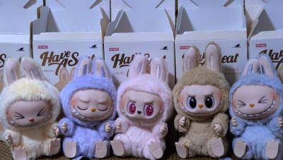 China POPMART Labubu Monsters Serie de postres caja misteriosa Plush & Vinyl Muñeca de figuras coleccionables con soporte de exhibición en venta