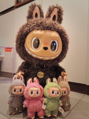 China POPMART Labubu Monsters Serie de postres caja misteriosa Plush & Vinyl Muñeca de figuras coleccionables con soporte de exhibición en venta
