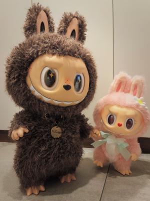 China POPMART Labubu Monsters Serie de postres caja misteriosa Plush & Vinyl Muñeca de figuras coleccionables con soporte de exhibición en venta