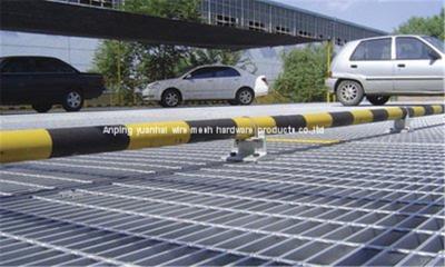 Cina Pavimento arieggiato grata resistente dell'acciaio inossidabile di Antivari di sicurezza che gratta spessore di 0.8mm - di 0,3 in vendita