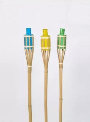 China Natürliche Bambus-Tiki-Torche mit schwarzem Metall-Wickhalter für die Außendekoration zu verkaufen