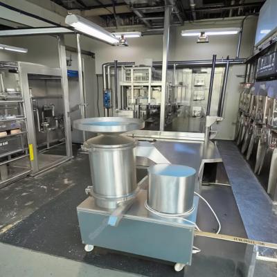 Cina 18000-20000pcs/h Centrifugante per cracker di uova Macchina per cracking di uova per bar di snack da panetteria e ristorante in vendita
