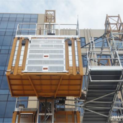 중국 Frequency Conversion Control Motors Drive Rack And Pinion Hoist With 3.2 X 1.5 X 2.5 M Cabin Size And 3*23kw Motor Power 판매용