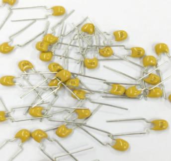 Cina Condensatore ceramico monolitico di CC di ROHS MLCC 50V resistente alla corrosione in vendita