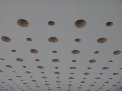 China 5/15q Quadrat Wasserdicht Perforierter Akustiker Schalldämpfer Gipsplatte für Decken zu verkaufen