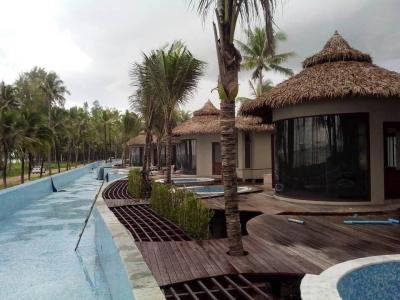 Cina Componente di materiale di PVC grigio Simulazione di tetto di paglia Piastrelle di plastica per tetto di giardino in vendita