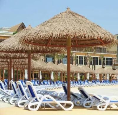 China Tejas de paja tropical sintéticas impermeables al fuego personalizadas para cabañas de hotel HDPE Tiki en venta