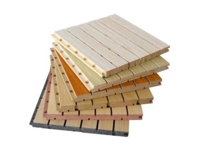 Cina 2 pollici di spessore fori in legno e pannello a strisce pannello acustico per la parete per materiali da costruzione in vendita