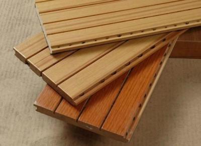 Cina 2 pollici di spessore fori in legno e pannello a strisce pannello acustico per la parete per materiali da costruzione in vendita