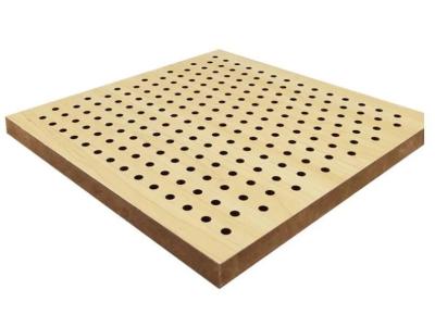 Cina Pannelli acustici in legno perforati 600*600 Assorbimento del suono Materiale decorativo edilizio in vendita