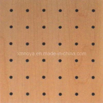 Cina Pannelli acustici in legno perforati 600*600 Assorbimento del suono Materiale decorativo edilizio in vendita