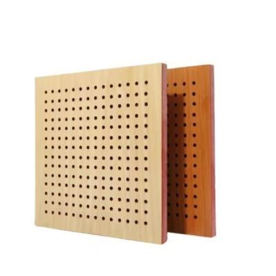Cina Pannelli acustici in legno perforati 600*600 Assorbimento del suono Materiale decorativo edilizio in vendita