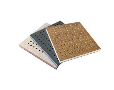 Cina Pannelli acustici in legno perforati 600*600 Assorbimento del suono Materiale decorativo edilizio in vendita