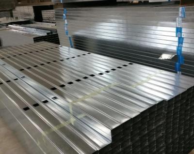 China Galvanisierte Stahlkelle für Trockenwand Breite 52 mm/72 mm/75 mm/100 mm/148 mm Nicht perforiert zu verkaufen