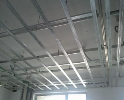 China Galvanisierte Stahlkelle für Trockenwand Breite 52 mm/72 mm/75 mm/100 mm/148 mm Nicht perforiert zu verkaufen