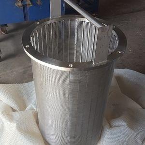 Cina Customized Hole Size Industrial Sieve Screen With 0.1-0.55 Seam Size And 37-90 Motor Power in vendita