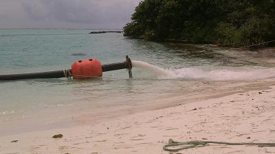 Cina tubo di dragaggio in HDPE giallo galleggiante galleggiante con collegamento a bulloni in vendita