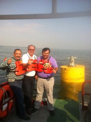 Cina Dia 1200mm Boia di marcatore marino personalizzata Boie di plastica per la navigazione marina con luce solare in vendita