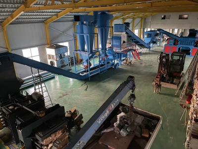 Cina Grandi capacità 135kw Wood Chipper Crusher professionale per riciclare rifiuti di plastica in vendita