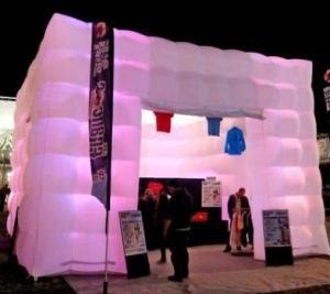 中国 出口のための導かれたライトが付いている屋外の膨脹可能な立方体のテント 15m x 15m 販売のため