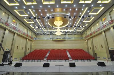 Китай Подъем установил Retractable деревянное место на открытой трибуне/системы конференц-зала телескопичные усаживая продается