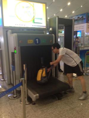 Cina Metal detector professionale della pistola dell'analizzatore del bagaglio di X Ray con il nastro trasportatore in vendita
