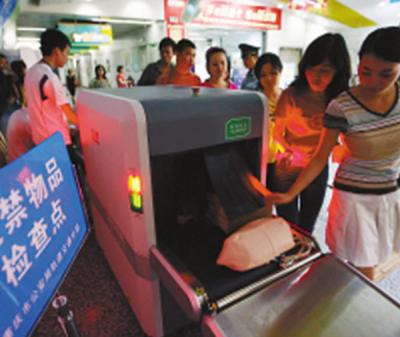Cina Macchina professionale di esame del pacchetto dell'analizzatore del bagaglio del carico X Ray dell'aeroporto in vendita