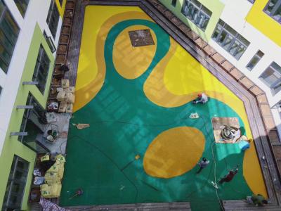 Cina Sorgere di gomma del campo da giuoco dei granelli di taglio all'aperto di EPDM bagnato versa nella pavimentazione di campo giochi in vendita