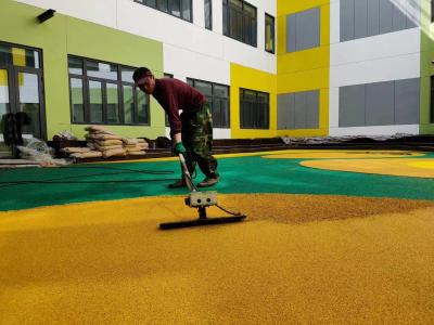 Cina Sorgere di gomma del campo da giuoco dei granelli di taglio all'aperto di EPDM bagnato versa nella pavimentazione di campo giochi in vendita