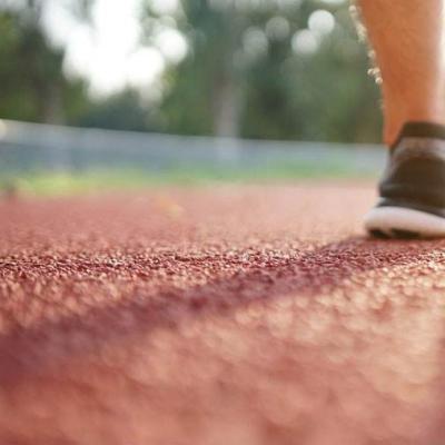 Cina La pista atletica permeabile EPDM che esegue la superficie di gomma IAAF della pista ha approvato in vendita