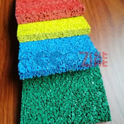 Cina Campo da giuoco di gomma della briciola dei granelli dell'erba artificiale intermedia di gomma verde della pavimentazione EPDM in vendita