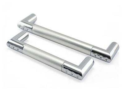 Cina l'armadietto di alluminio della cucina di 128mm, porta d'argento del frigorifero dello zinco tira le manopole moderne semplici dell'apprettatrice in vendita