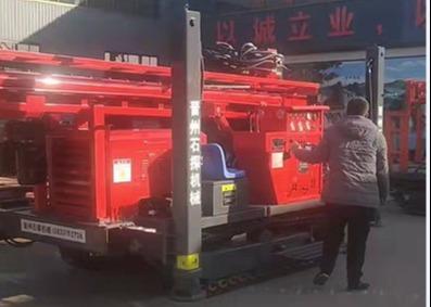 China Perfuração hidráulica montada esteira rolante do motor diesel de equipamento de perfuração 200m do poço de água de Dth for sale