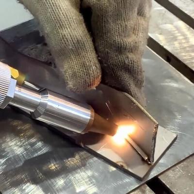 Cina Saldatore tenuto in mano della macchina 1000w 1500w 2000w della saldatura a laser della fibra per metallo in vendita