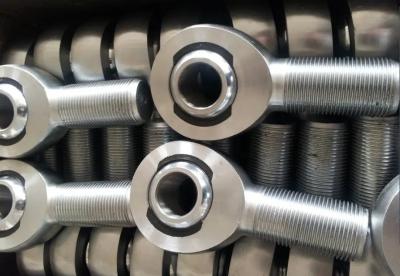 Cina Fabbricazione su misura di acciaio per costruzioni universali per auto Fitting di acciaio per la staffa comune Heim End 5/8-18 x 1/2 Foratura per prestazioni ottimali in vendita