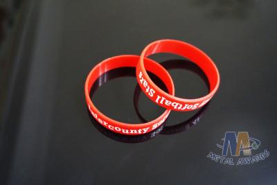 Cina OEM personale di progettazione dei braccialetti del braccialetto di plastica su ordinazione rosso del PVC 2D disponibile in vendita