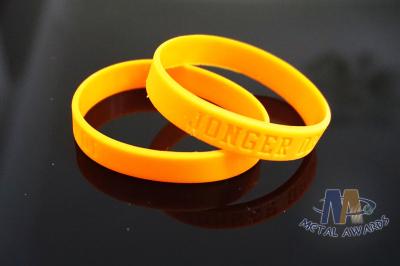 Cina Colore di plastica su ordinazione dell'oro di polsini del PVC dei braccialetti con la dimensione delle lettere 212mm in vendita