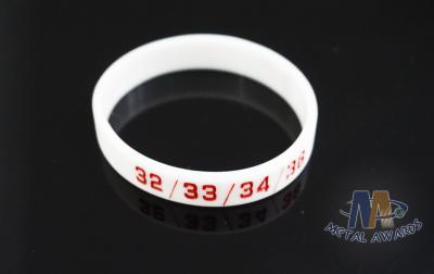 Cina I multi braccialetti di plastica su ordinazione colorati hanno impresso i polsini del silicone per gli eventi in vendita