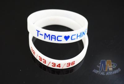 Cina I multi braccialetti di plastica su ordinazione colorati hanno impresso i polsini del silicone per gli eventi in vendita
