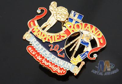 Cina Smalto molle in lega di zinco o distintivi di Pin del risvolto di carnevale del metallo del ferro per la scuola e gli eventi di sport in vendita