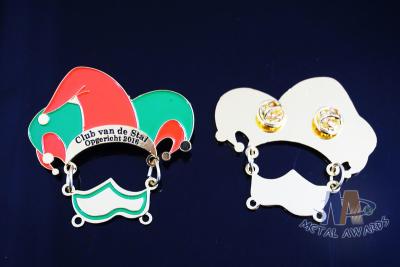 Cina Il Pin del risvolto di carnevale dello smalto del metallo non non badges ordine minimo per l'evento Eco di calcio amichevole in vendita