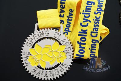 Китай Отрежьте вне медали дизайна и награды металла цвета яркого блеска с плакировкой золота ленты печатания продается