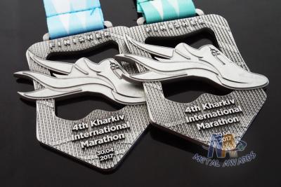 中国 Marationは設計旧式な銀製の注文のスポーツ メダル10Kを切り取り、5Kは円形浮彫りのフル カラーのリボンを予約しました 販売のため