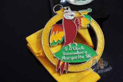 Cina Gli sport maratona che eseguono l'uccello delle medaglie del premio progettano con tagliato/delicatamente smalto in vendita